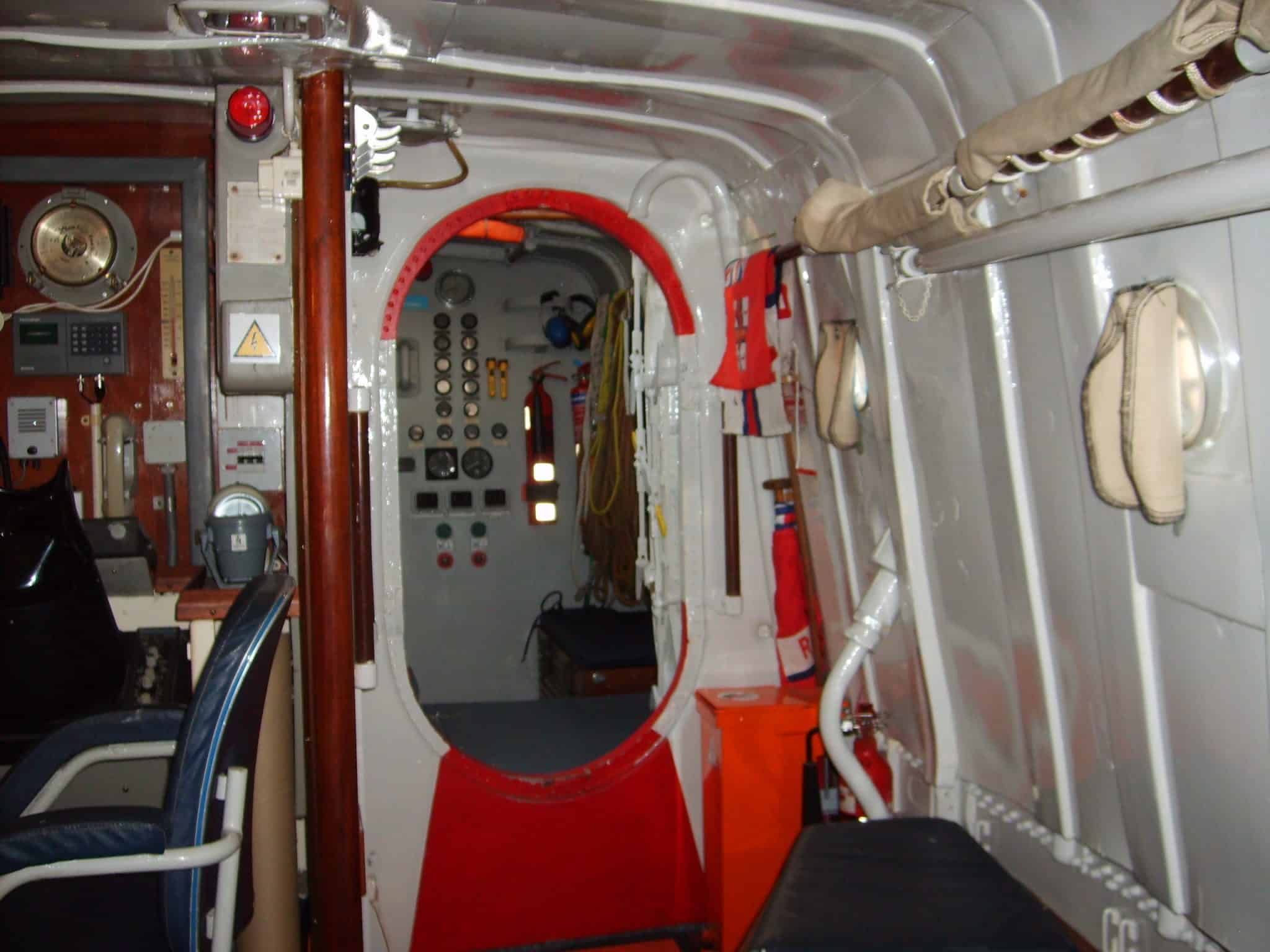 Aft cabin radio room 2 - Nelsons Boats
